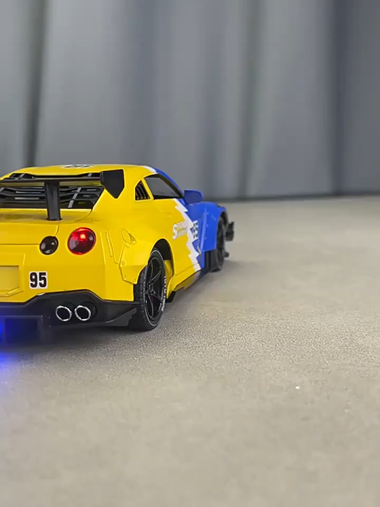 1:24 Diecast Nissan GTR R35 Model Car With Smoke Diecast Car Model ...