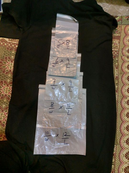 Very good quality flyers are available. The sizes are in the picture ...
