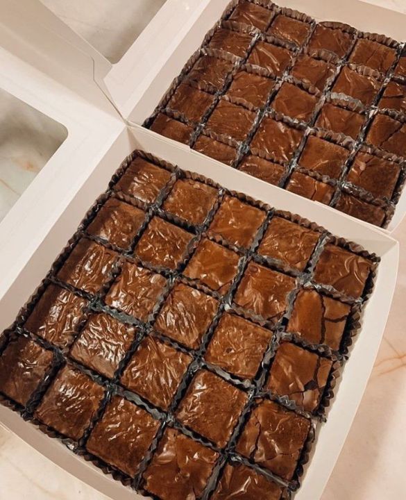Fudge chocolate brownies box (25 pieces) | Daraz.pk