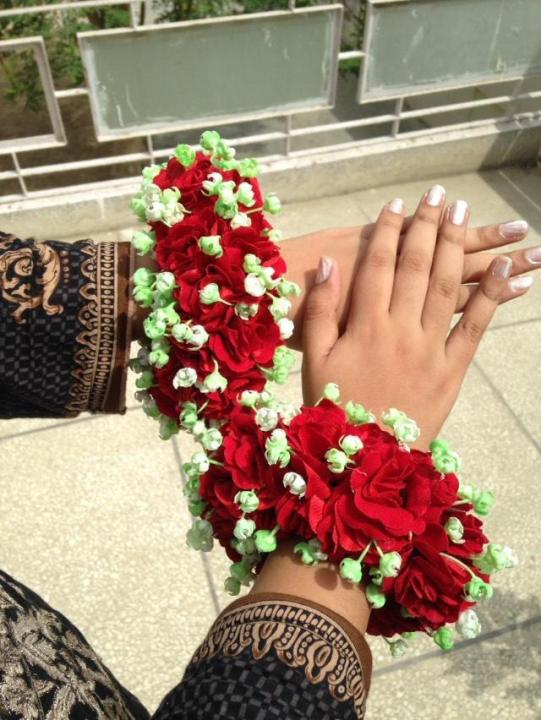 Artificial flowers Hand gajra made with velvet fabric and plastic ...