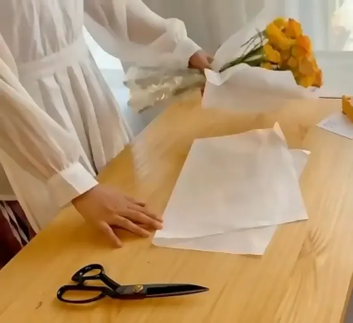 20 Sheets Flower Wrapping Paper with Golden Edges, Waterproof Bouquet ...