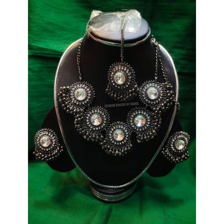 Pearl Setting Black Metal Tikli, Gorgeous earrings and Tikli set ...