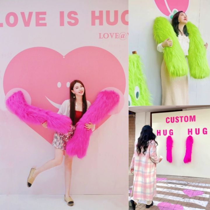 Internet celebrity check-in points are arranged, giant plush arms hug ...