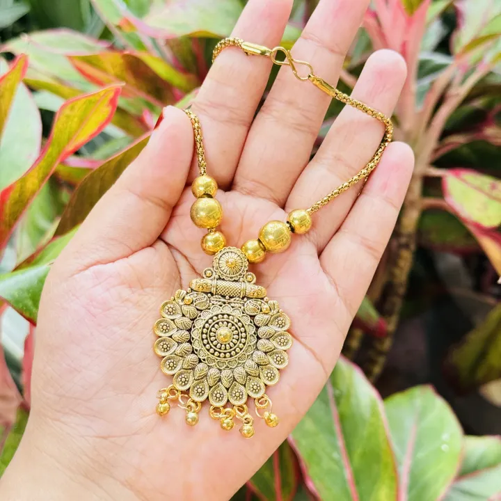 BOOM Oxidize Gold color 22-inch short chain with leaf theme medium ...