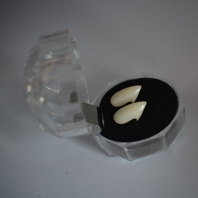 【Footprint】 1 Pairs Vampire Teeth Fangs Dentures Props Halloween Party ...