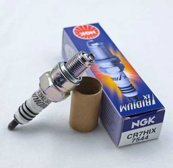 NGK Iridium Spark Plug CR7HIX for Honda 70 & All Company's 70 CC ...