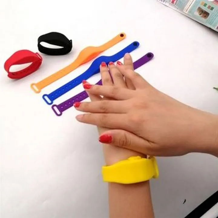 2020 Design Silicone Wristband Popular Squeeze Hand Sanitizerrr ...