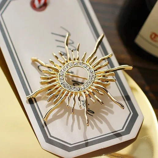 【Exclusive】Simple Style Diamond-Studded Round Brooch for and in Elegant ...