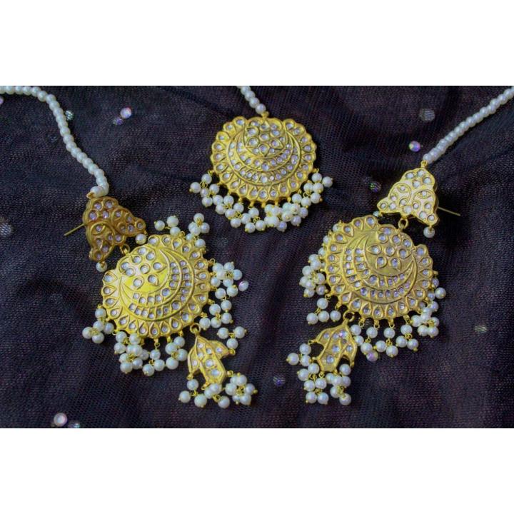 Thappa Kundan earrings with Bindi | Daraz.pk